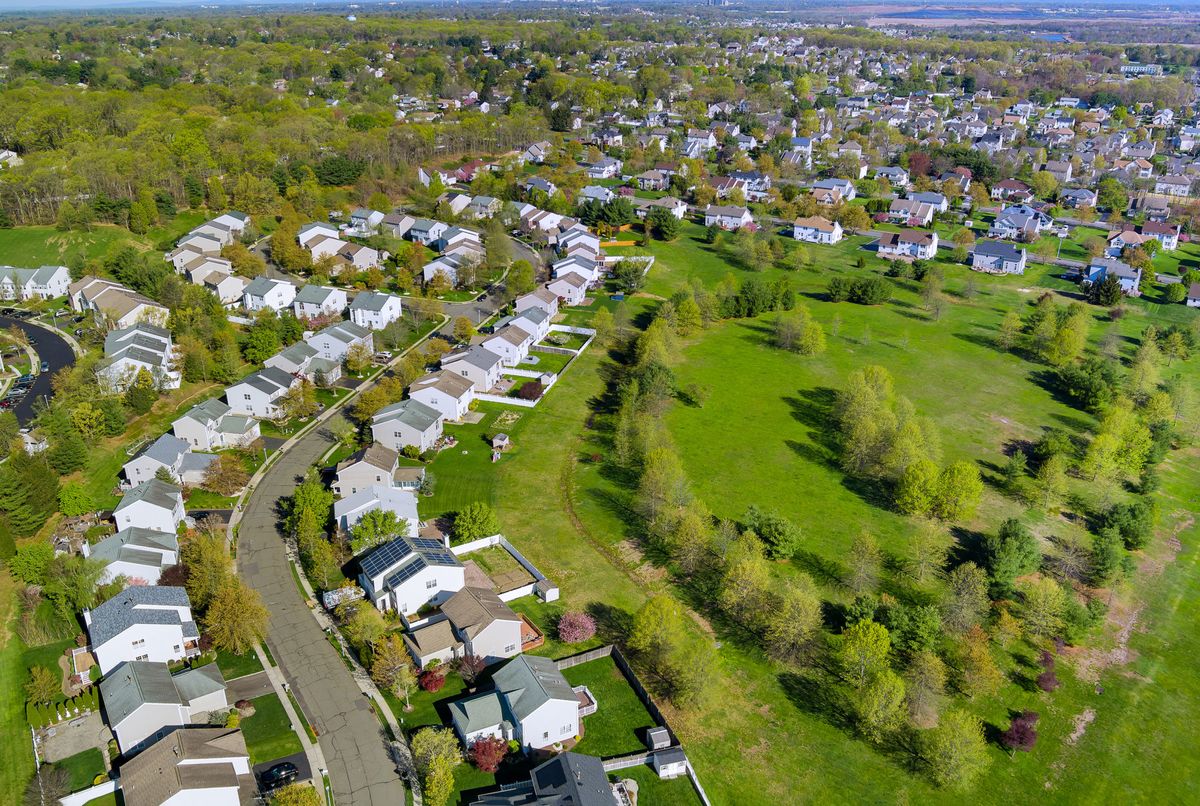 What to pay attention to in a neighborhood